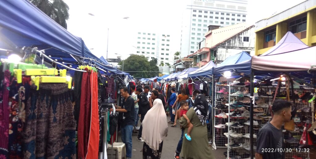 Wisatawan Nusantara 'Semangat' Berburu Barang Second Branded di Batam ...