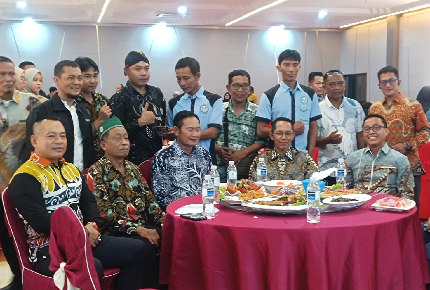 Warga Pawala Batam Gembira Disambangi Bupati Lamongan Yuhronur Efendi ...